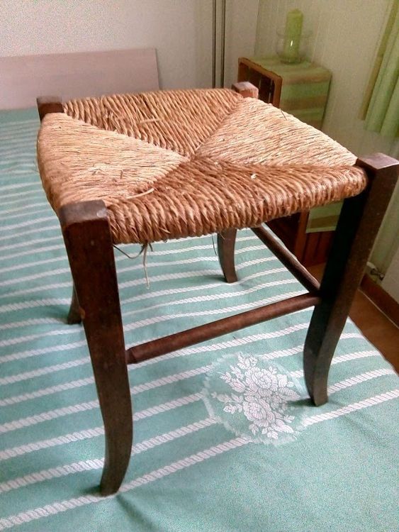 Antiker Vintage Hocker, mit Stroh geflochten, schöne Form (Gebraucht ...