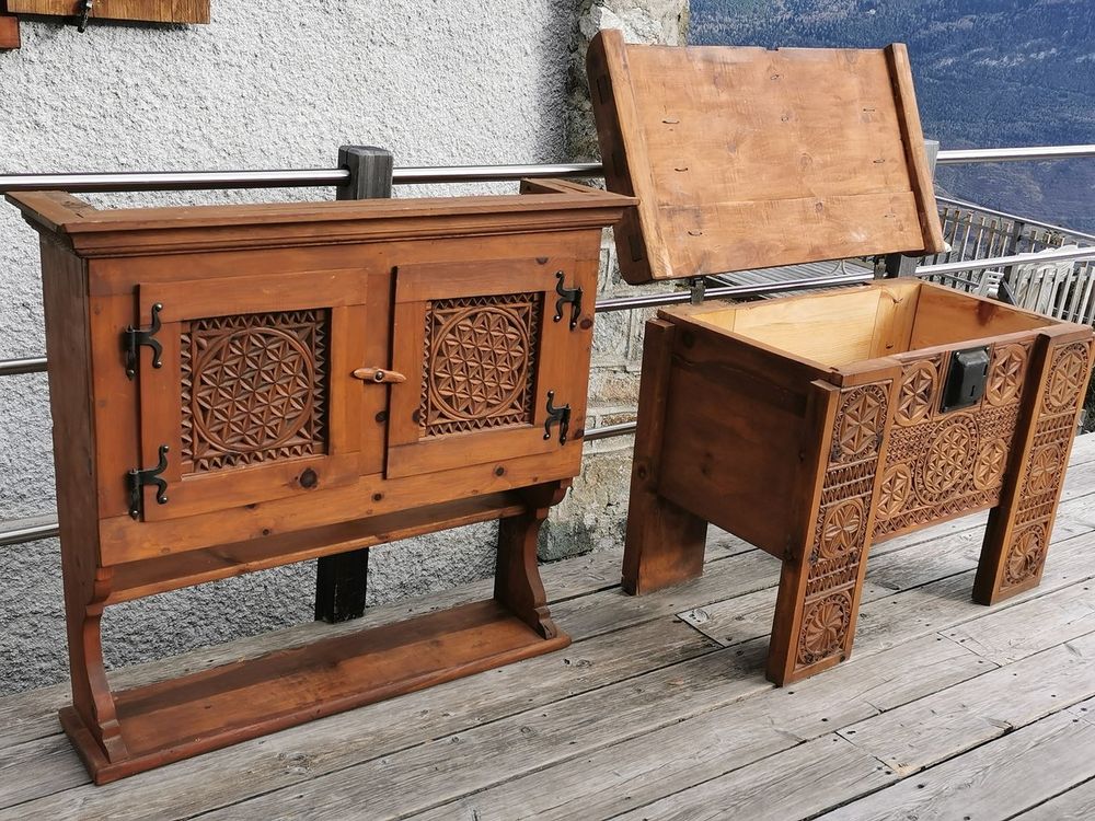 Anciens coffre et buffet/étagère en bois sculpté (Gebraucht) in Fully für CHF 75 – nur Abholung ...