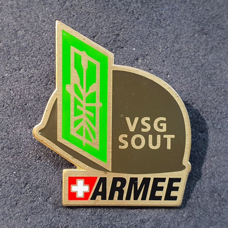 Y744 - Pin Schweizer Armee Helm VSG SOUT Abzeichen (Gebraucht) in Reinach BL für CHF 2 – mit ...