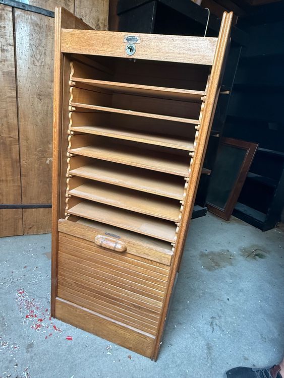 Meuble à tiroirs avec rideau - ancien (D'occasion) à Cornaux NE pour CHF 150 – retrait ...