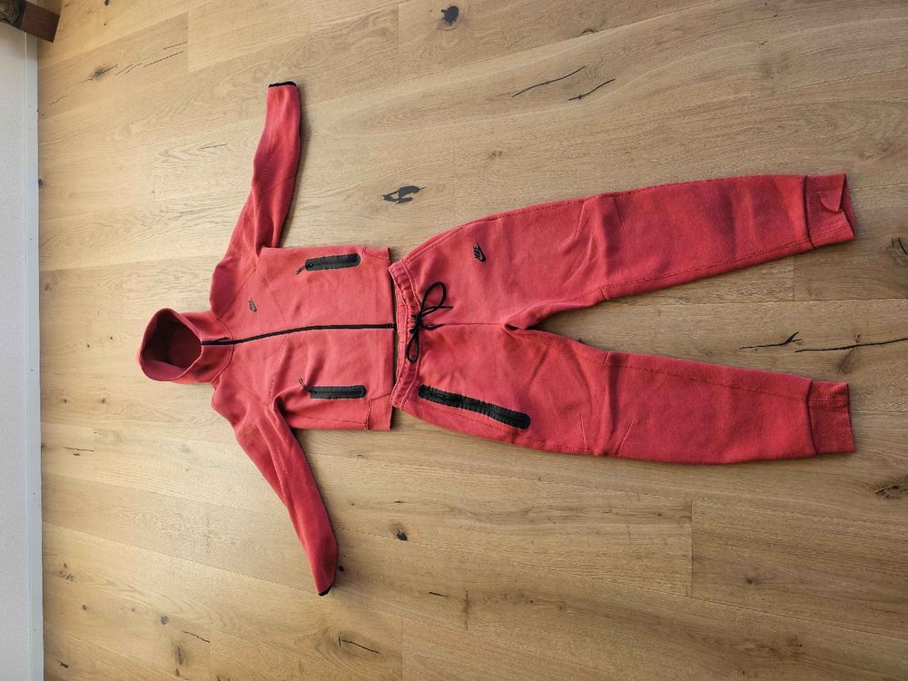 Sportliches Nike Tech Fleece Set in Rot, Grösse M - Top! (Gebraucht) in ...