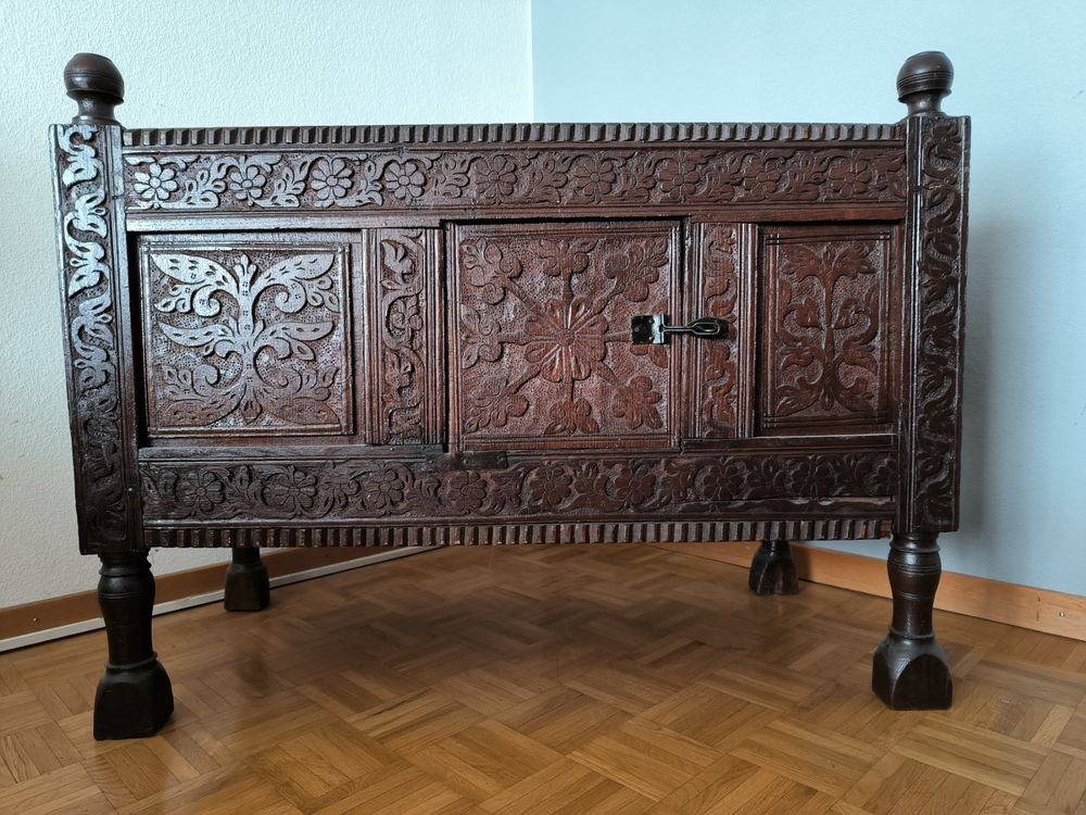 Magnifique buffet afghan ancien sculpté à la main (Gebraucht) in Fribourg für CHF 500 – nur ...