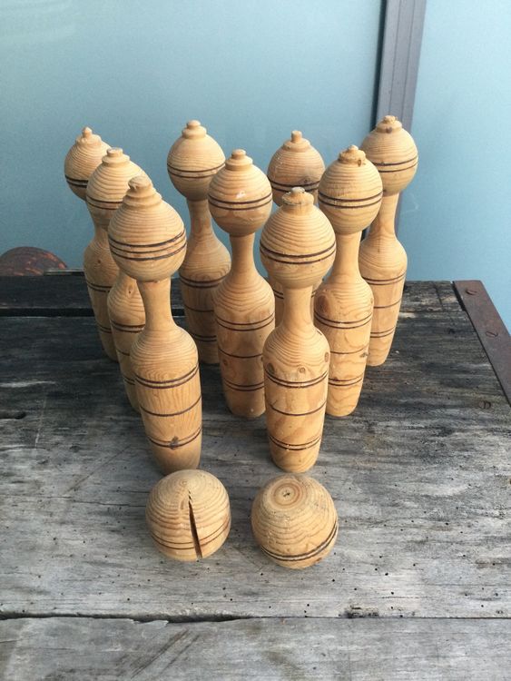 ALTES KEGELSPIEL AUS HOLZ MIT 9 KEGELN UND 2 KUGELN. (Gebraucht) in ...
