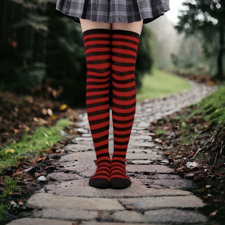 Socken Calze autoreggenti a righe rosse e nere nuove | Kaufen auf Ricardo Socken Calze autoreggenti a righe rosse e nere nuove | Kaufen auf Ricardo