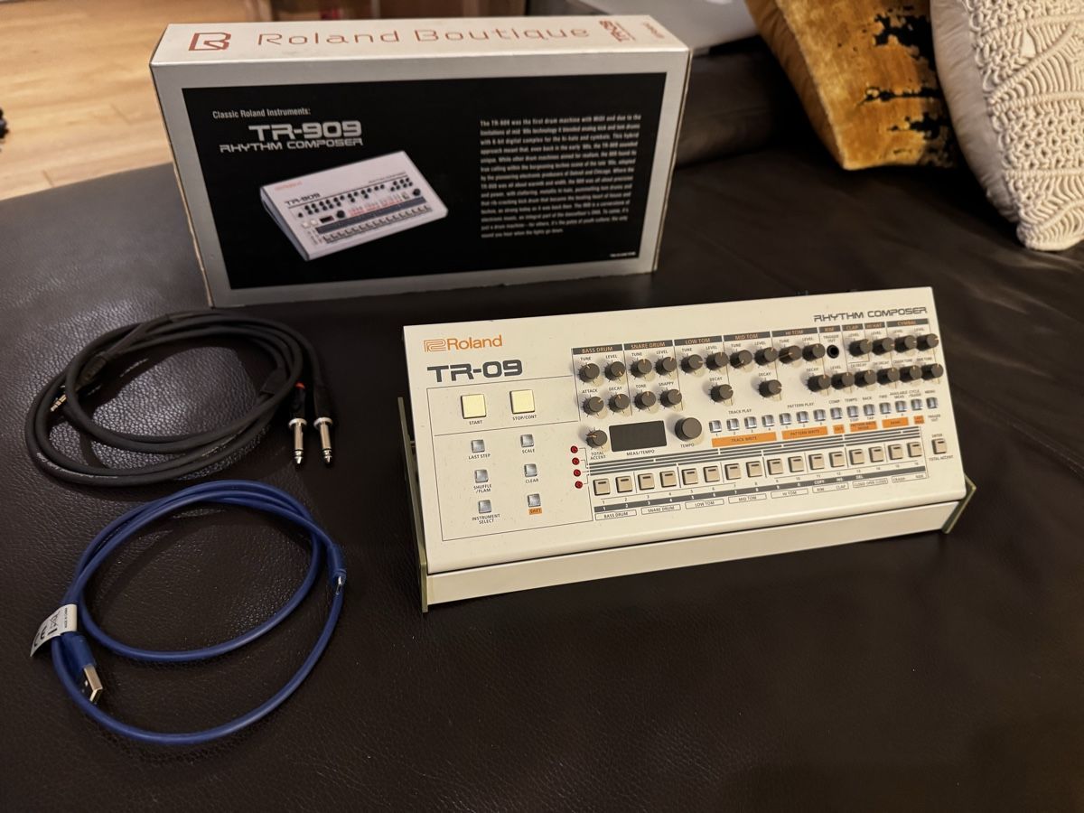 Roland TR-09 - Boutique TR-909 mit USB und Y-Kabel (Gebraucht) in ...