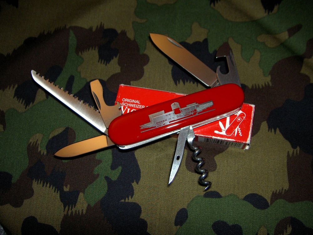 Rotes Sackmesser Victorinox mit Säge und einem Gebäude. NEU (Neu und ...