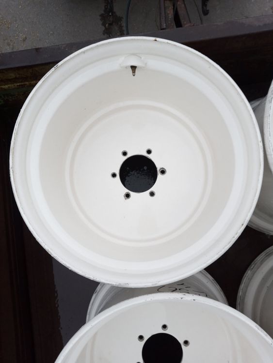 4 Traktorfelgen 24 x 26.5 Zoll, RAL Nr. 9001, 6-Loch (Gebraucht) in ...