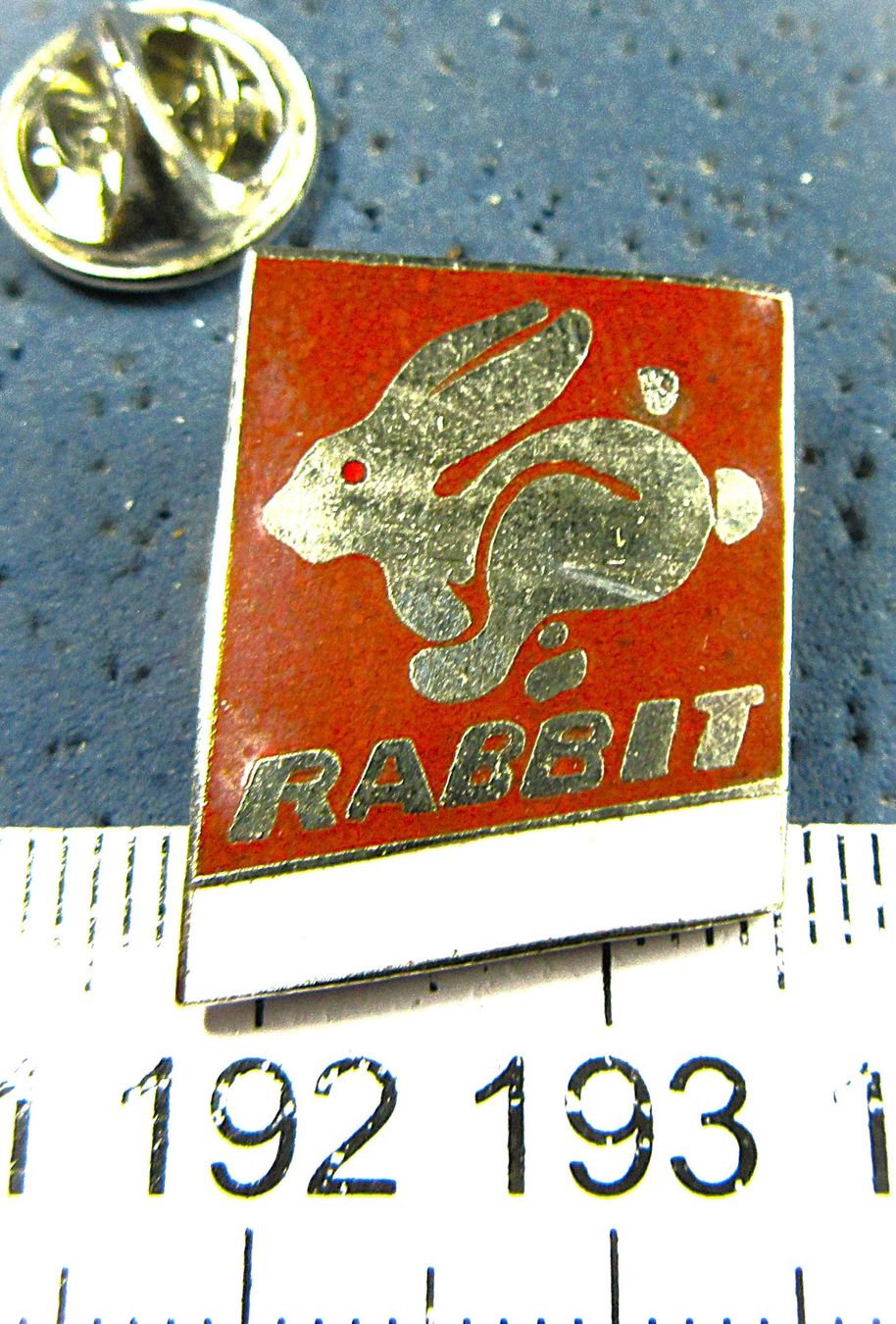 VW VOLKSWAGEN RABBIT AUTO LOGO SCHMUCK-PIN ENAMEL SILBRIG (Gebraucht ...