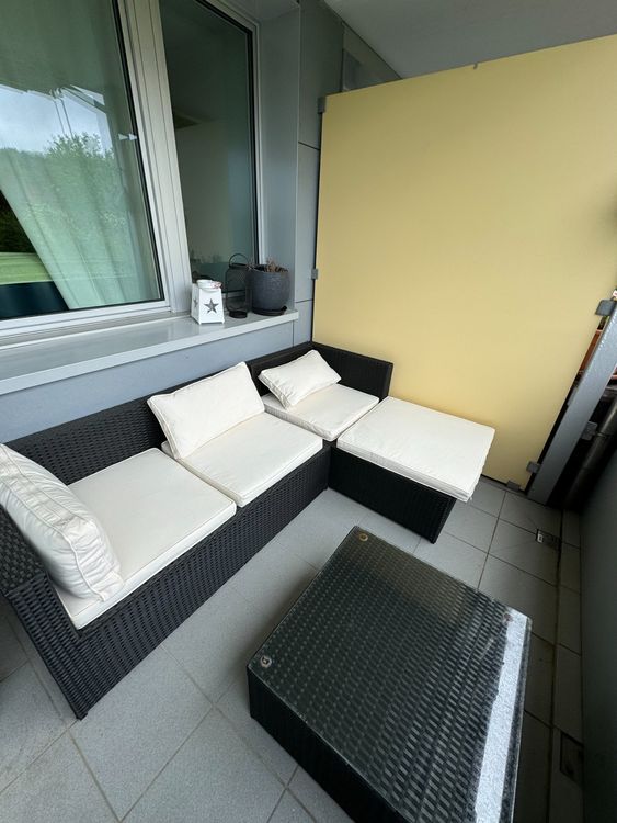 Schöne Balkon-Lounge aus Rattan mit Tisch, neue Kissen (Gebraucht) in ...