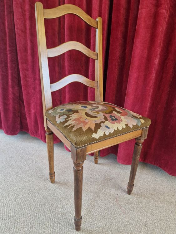 Antiker Stuhl mit Gobelin bezogen (Gebraucht) in Meggen für CHF 10 – nur Abholung auf Ricardo kaufen