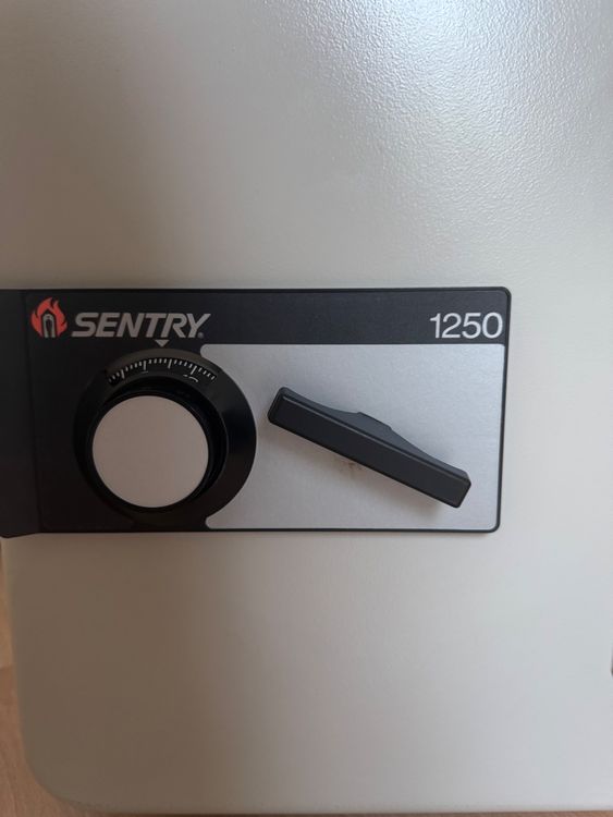 Sentry Safe 1250 (Fireproof Safe with Combination Lock) (Gebraucht) in ...