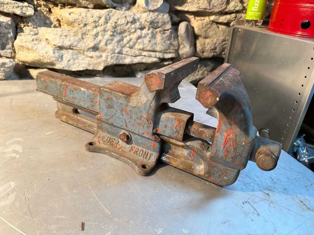 R108 Schraubstock „Heuer Front“ (Gebraucht) in Wolfwil für CHF 72 – nur Abholung auf Ricardo kaufen