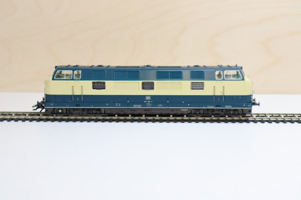 Märklin Diesellok BR 221 H0 - Blau-Creme (Gebraucht) in Winterthur für ...