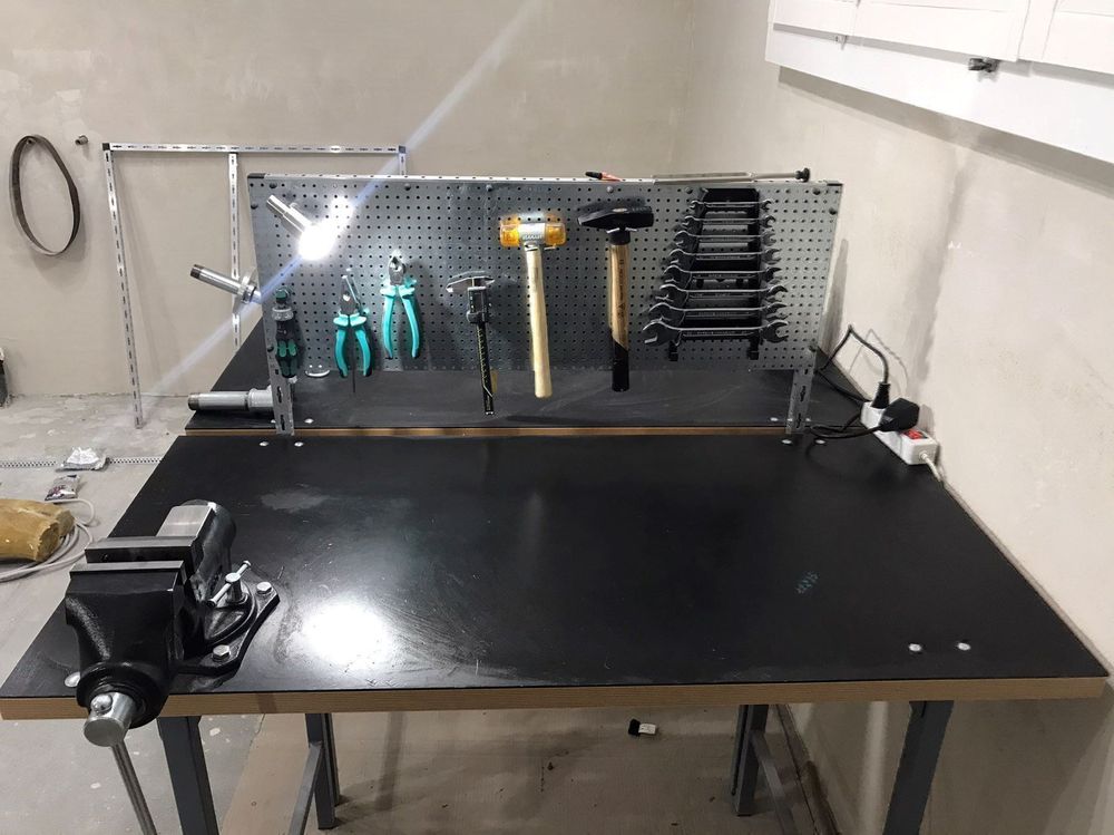 2Stk. Werkbänke mit Werkzeugwand & LED | Kaufen auf Ricardo