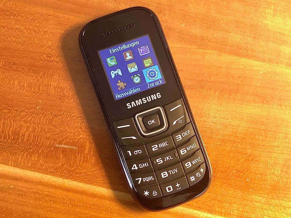 Samsung GT-E1200 - einfaches Mini-Handy | Kaufen auf Ricardo