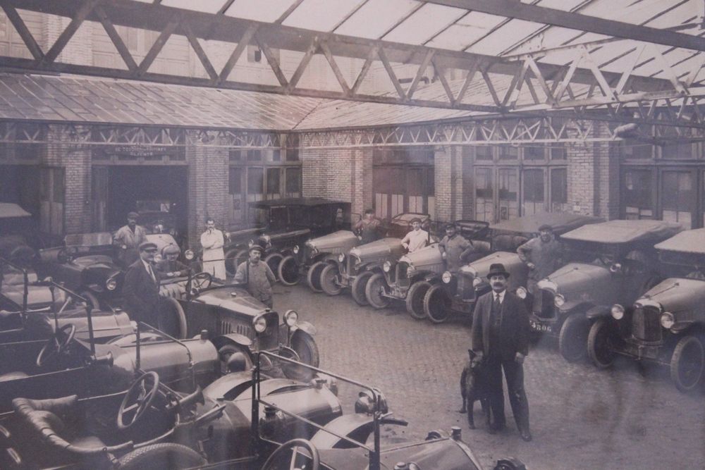 Grosses Original Foto von Scherr, Garage mit Autos um 1900. | Kaufen ...