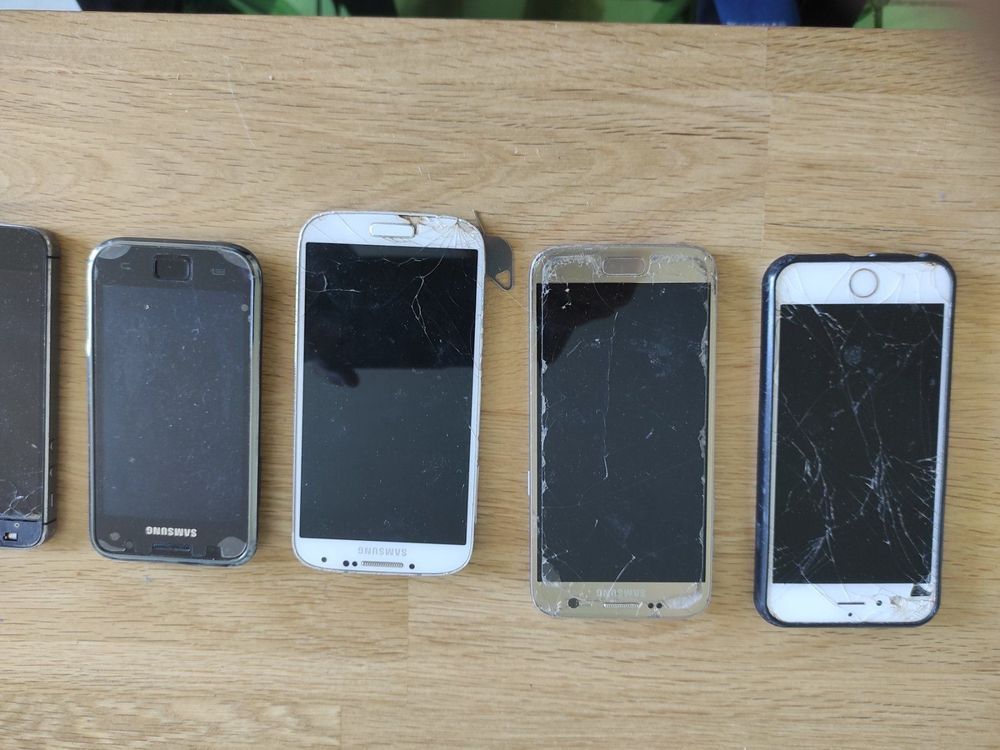 Alte Telefone wie auf Foto ohne Netzteil | Kaufen auf Ricardo