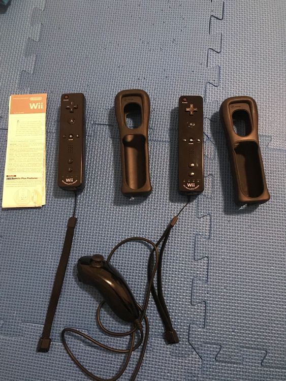 2 Wii Controller mit Motion plus inside | Kaufen auf Ricardo