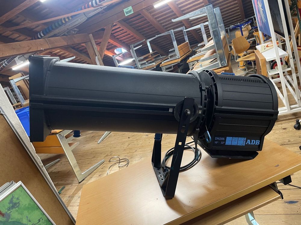 ADB Theater Scheinwerfer inkl. Stativ | Kaufen auf Ricardo