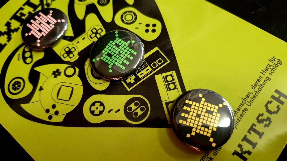 3x Space Invaders Buttons (NEU!) - Pixelkitsch | Kaufen auf Ricardo