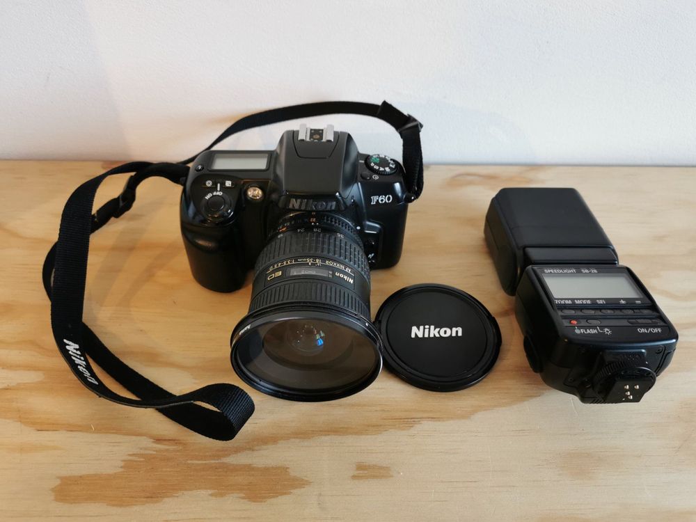 Nikon F60 mit Nikkor 1:3.5-4.5 / 18-35 mm und Blitz | Acheter sur Ricardo