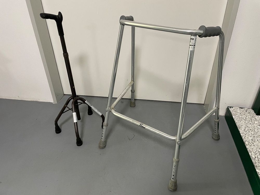 2 Stk. Gehhilfen, Gehstock, Gehhilfe, Krücken, ab 1.— !!!, | Acheter ...