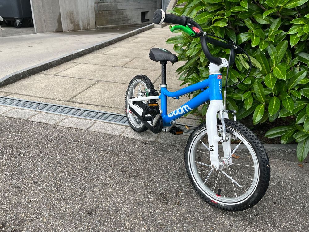 Woom 2 Kindervelo blau mit Ständer | Kaufen auf Ricardo