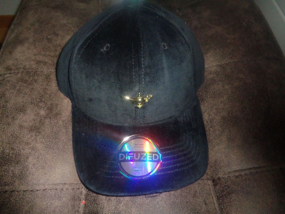 Disney - Aladdin Magic Lamp Metal Badge Dad Cap | Kaufen auf Ricardo