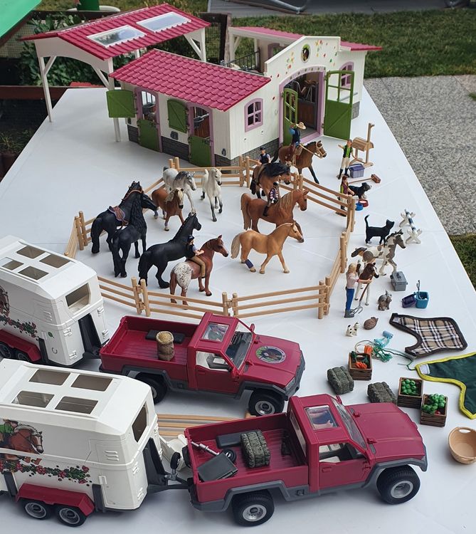 SCHLEICH - GROSSE SAMLUNGEN PFERDE UND REITERHOF + 2 JEEP | Kaufen auf Ricardo