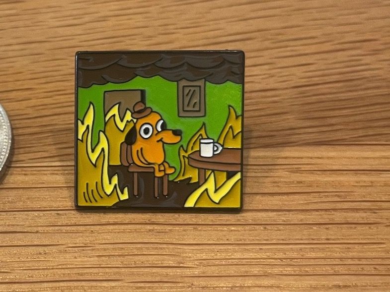 This is fine Meme Pin | Kaufen auf Ricardo