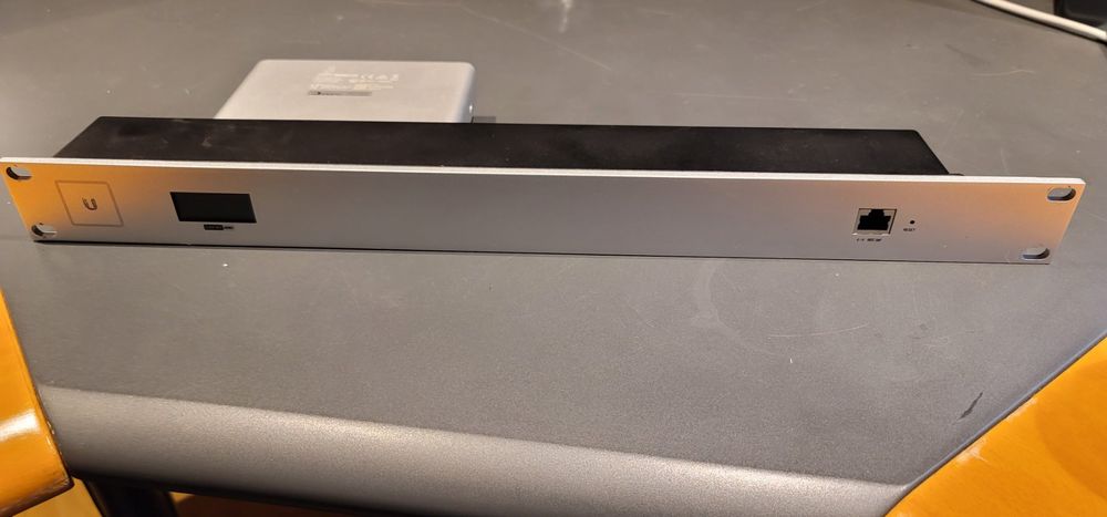 Ubiquiti UniFi Cloud Key Plus Gen 2 inkl. Rackmountkit | Kaufen auf Ricardo
