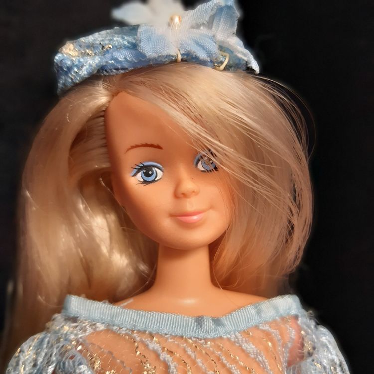 Petra im himmelblauen Barockkleid (Vintage) (Gebraucht) in Emmenbrücke für CHF 10 – mit ...