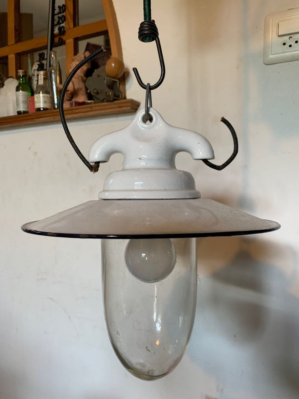 Eine alte Stalllampe mit Sicherheitsglas kaufen auf Ricardo